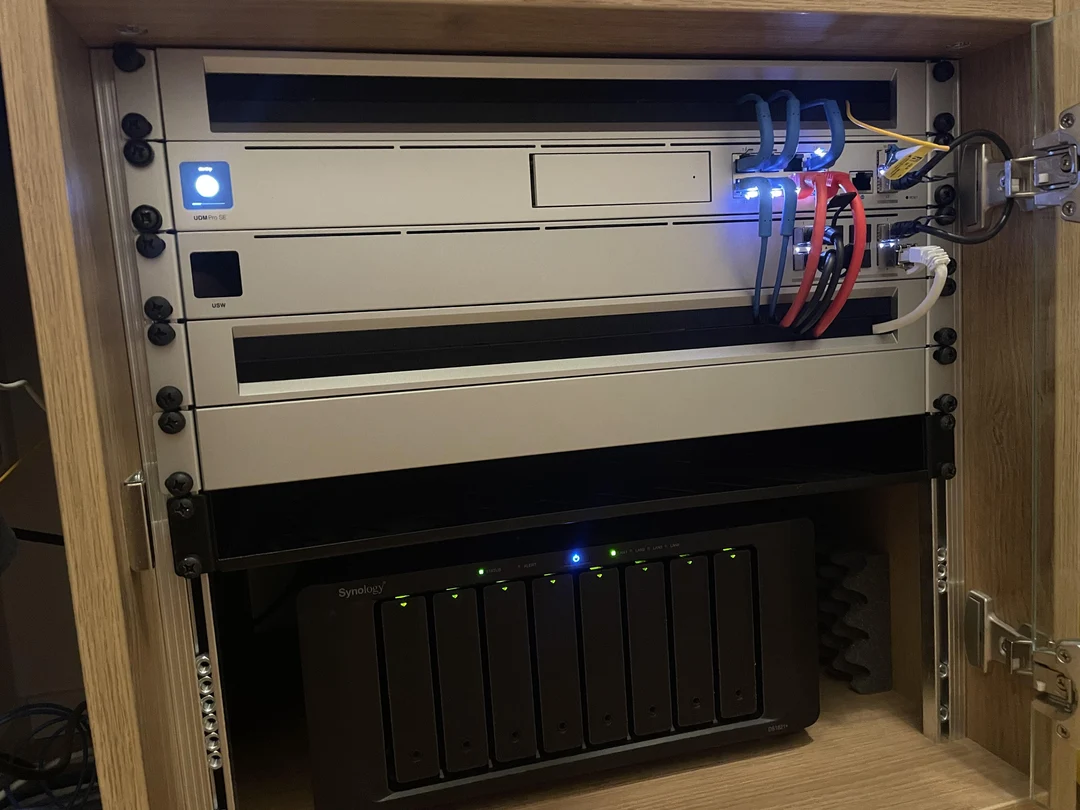 Cleaned it up the cable management a bit and finally got a hold of some of those ocd panels ...