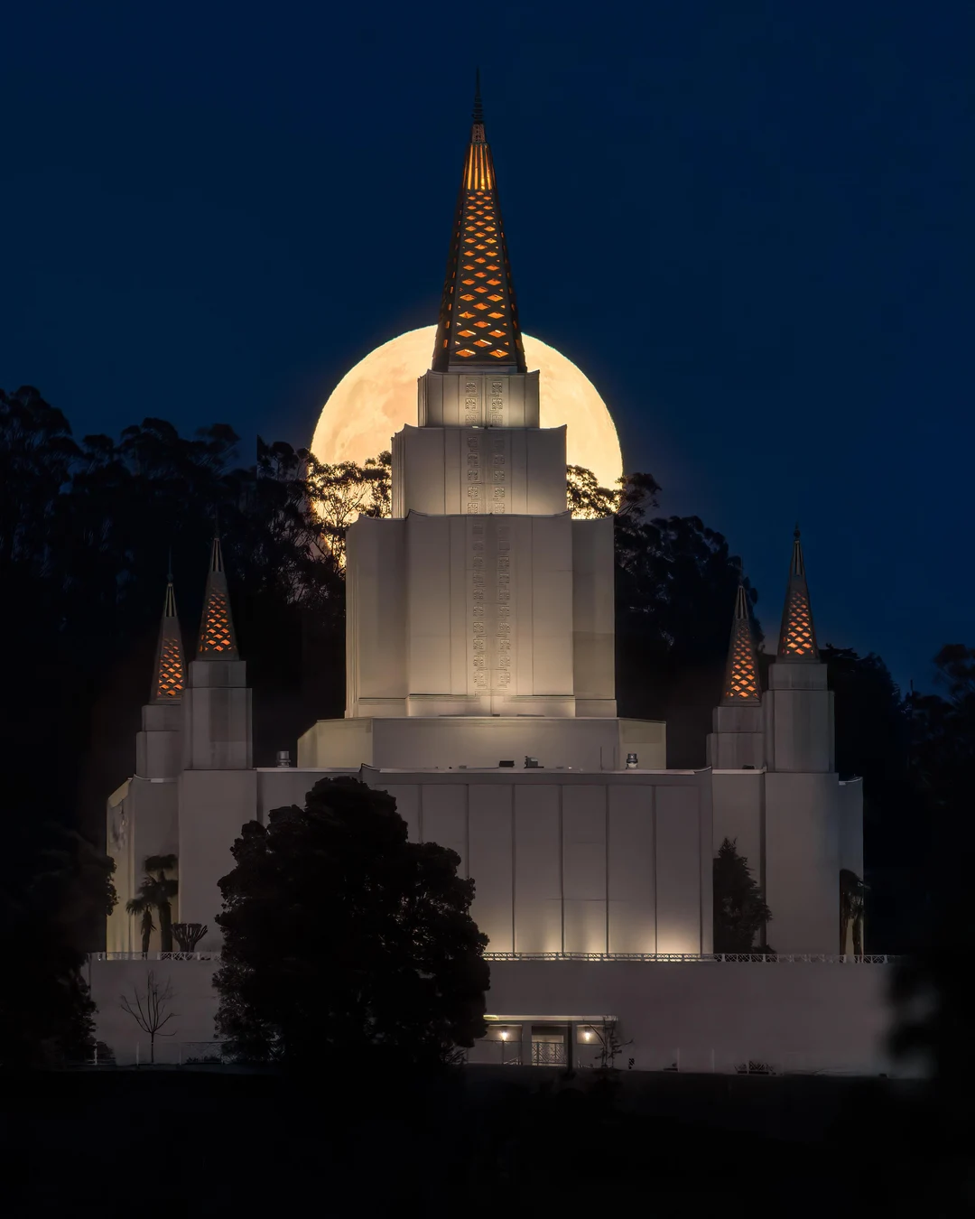 Full moon rising, Mormon Temple Oakland Ca | Scrolller