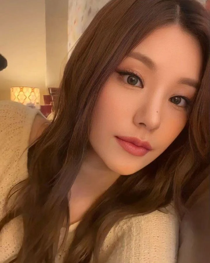 Hwang Yeji | Scrolller