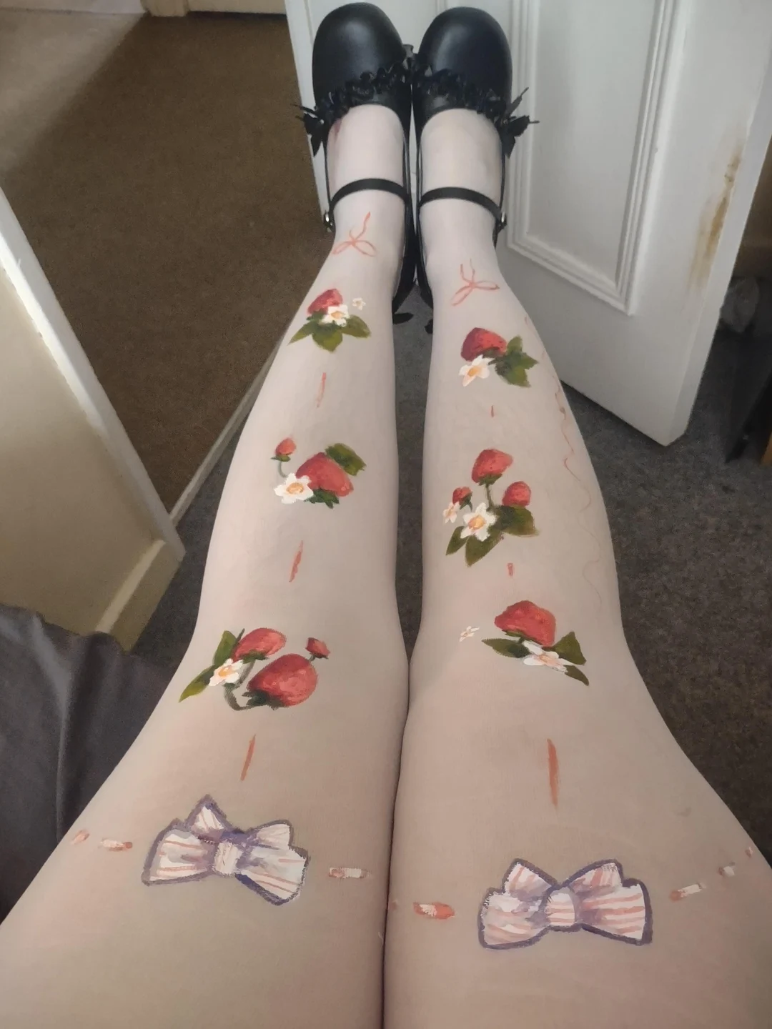 Normal tights don't fit me, so I painted my own | Scrolller