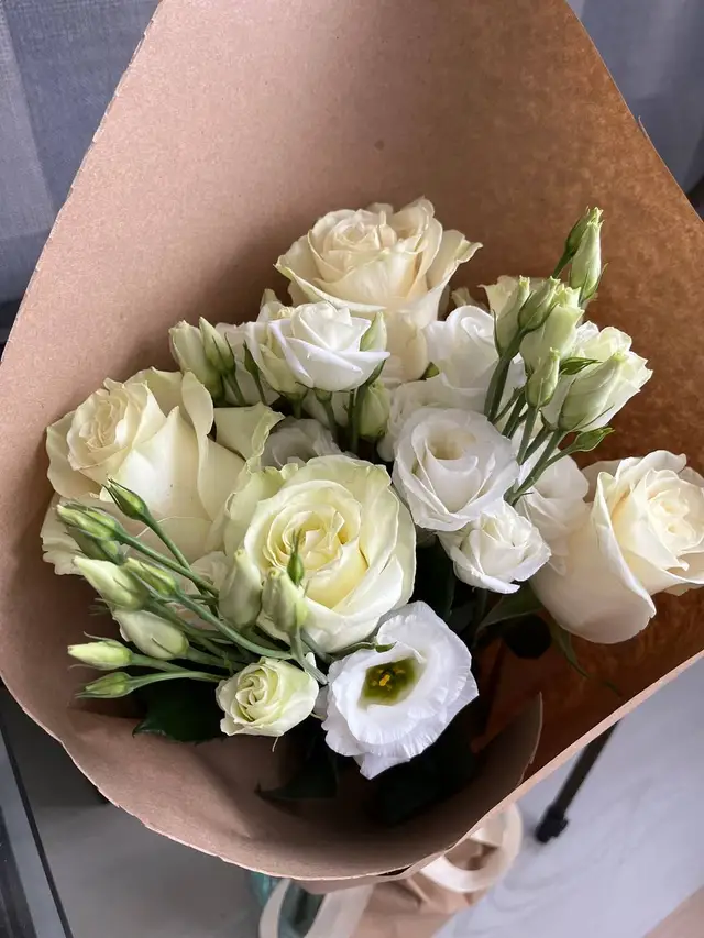 Beautiful photo with a bouquet of roses | Scrolller