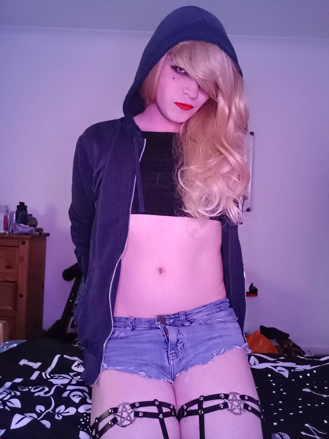 Feeling these new garters (excuse the resting b face) 🖤 | Scrolller