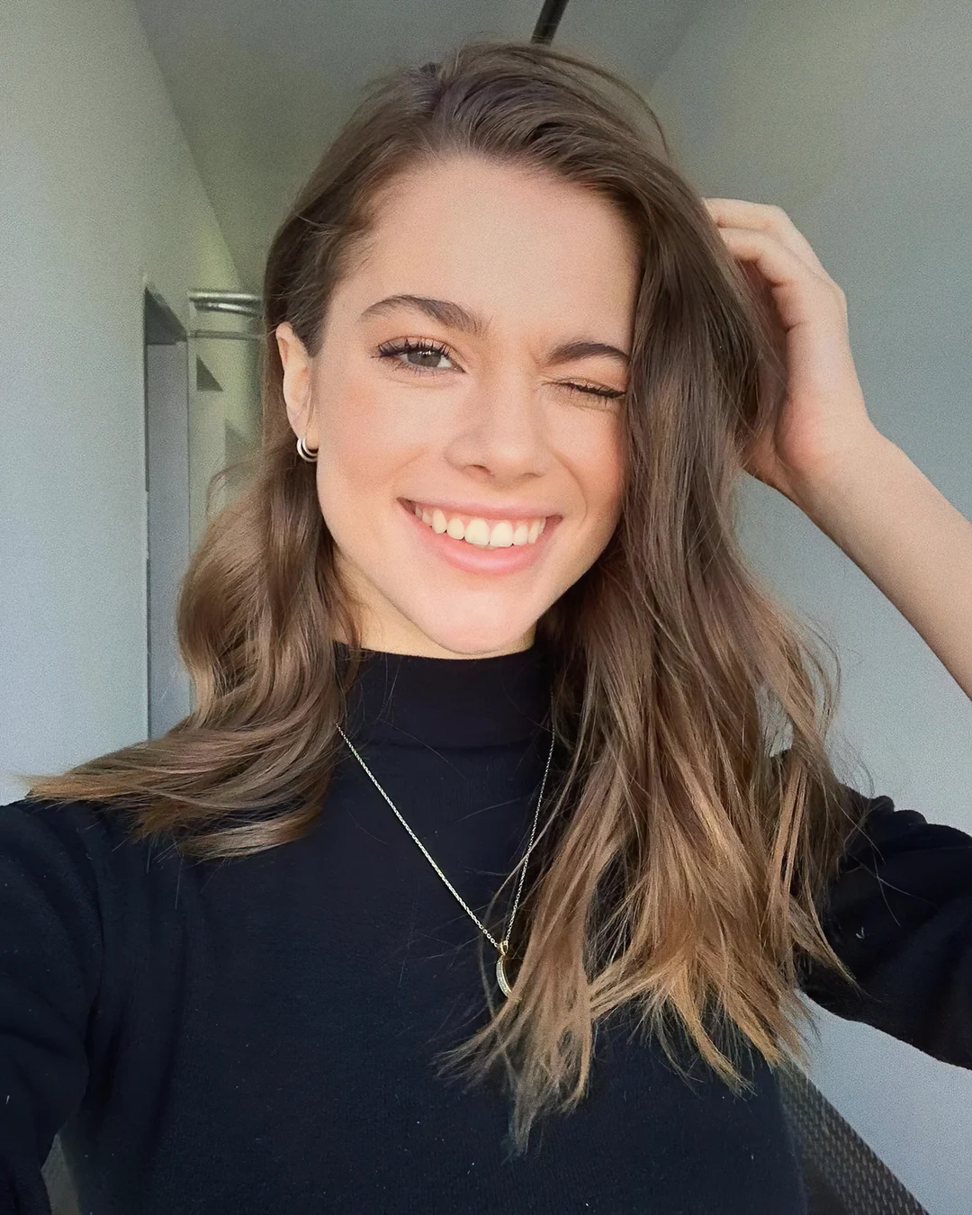 Michelle winking | Scrolller