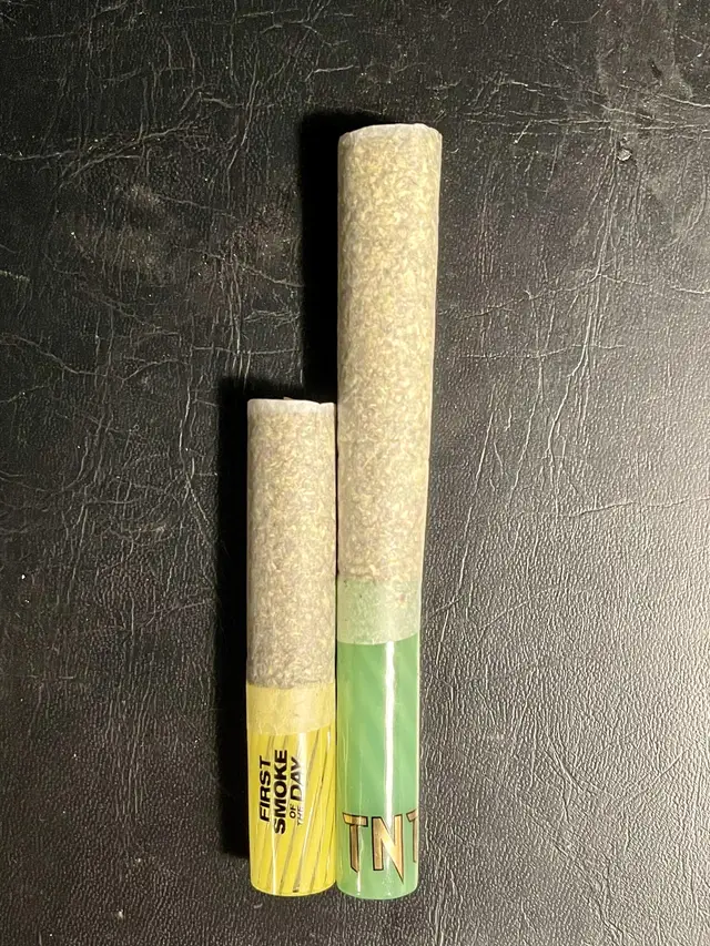 Do you like rolling joints? | Scrolller