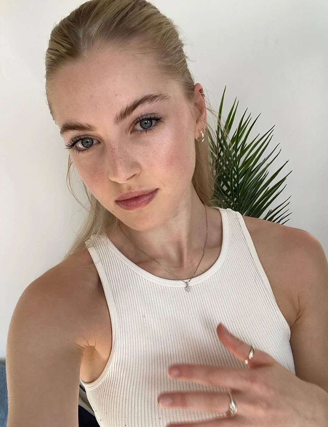 Annie Knowles | Scrolller