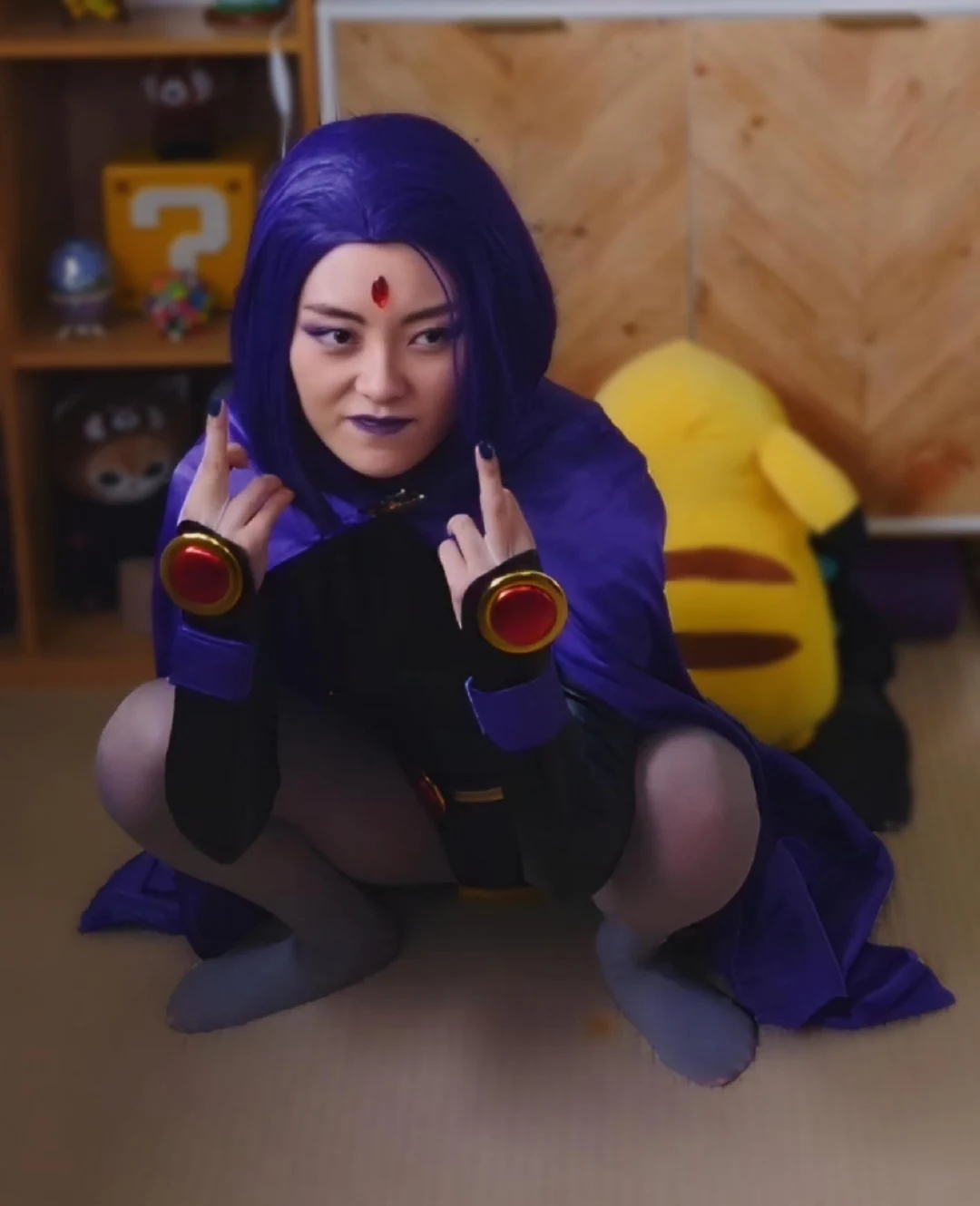 Raven gives the finger | Scrolller