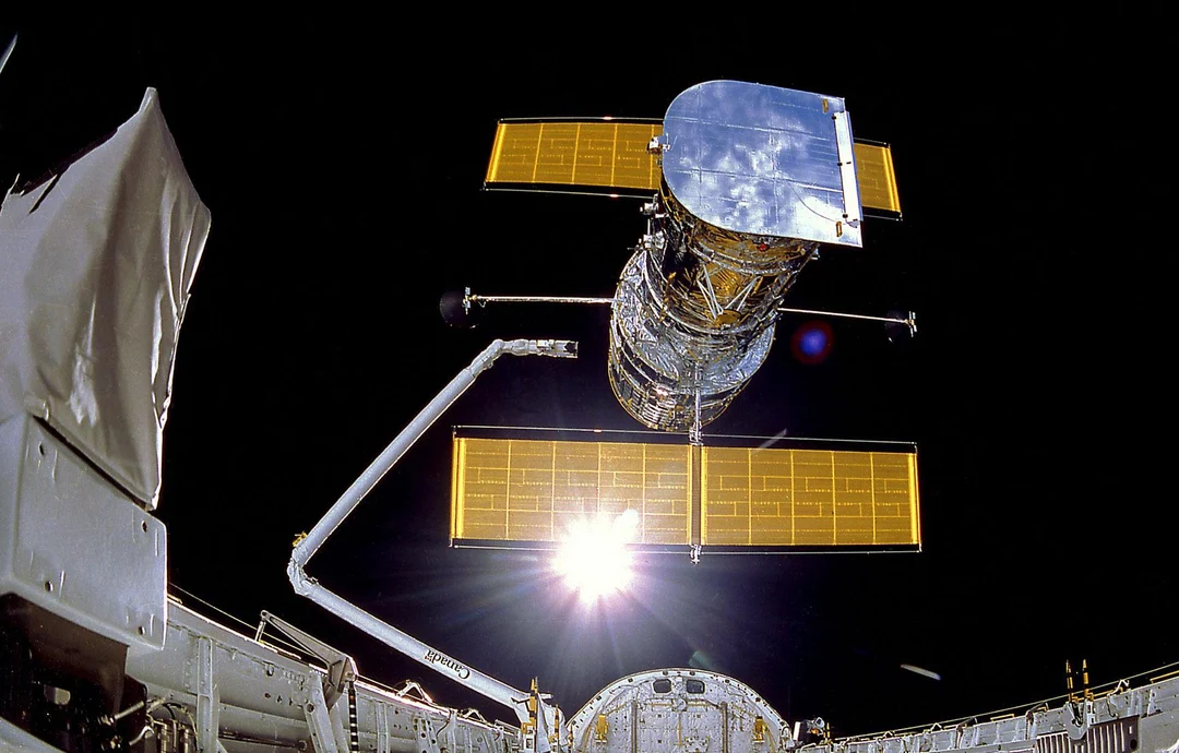 Space Shuttle Discovery deploys Hubble Space Telescope April 25 1990 | Scrolller