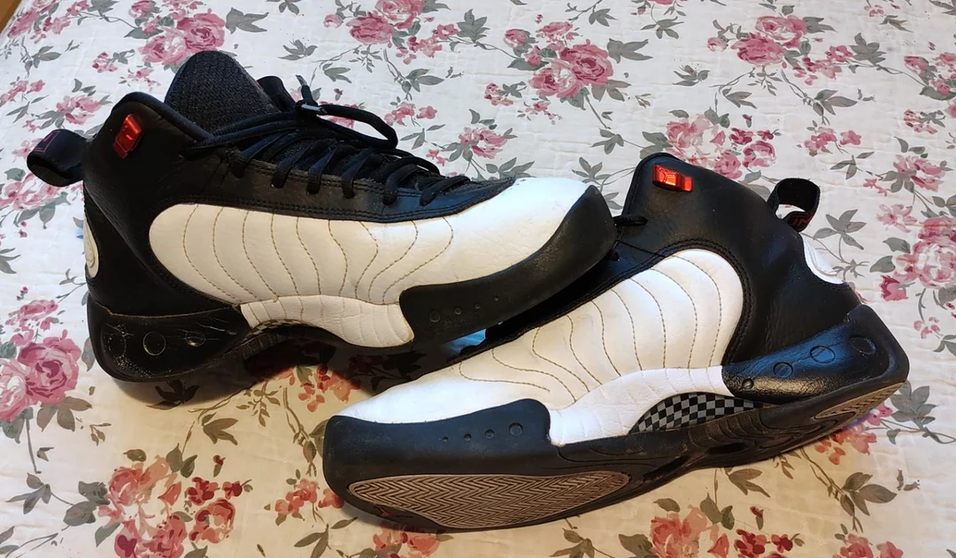 Friend gave me a pair of Jordans | Scrolller