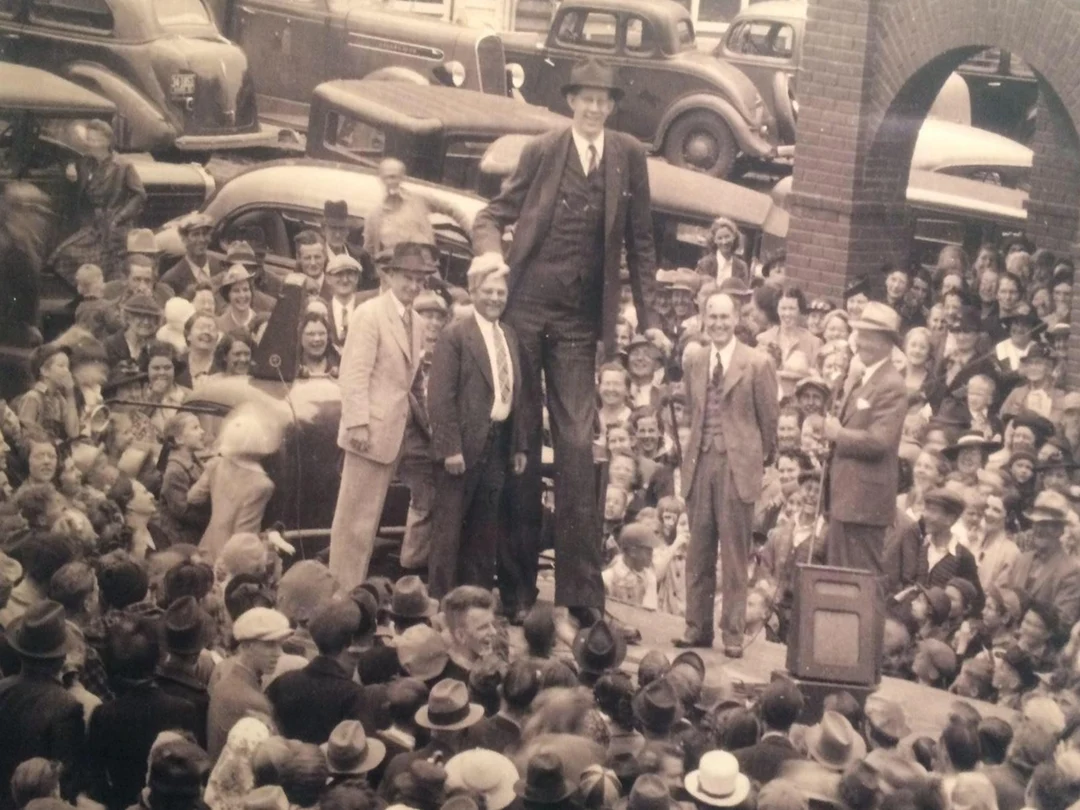 Tallest man ever, Robert Wadlow - circa 1940 | Scrolller