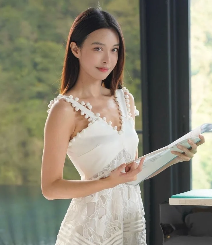 Cathryn Lee | Scrolller