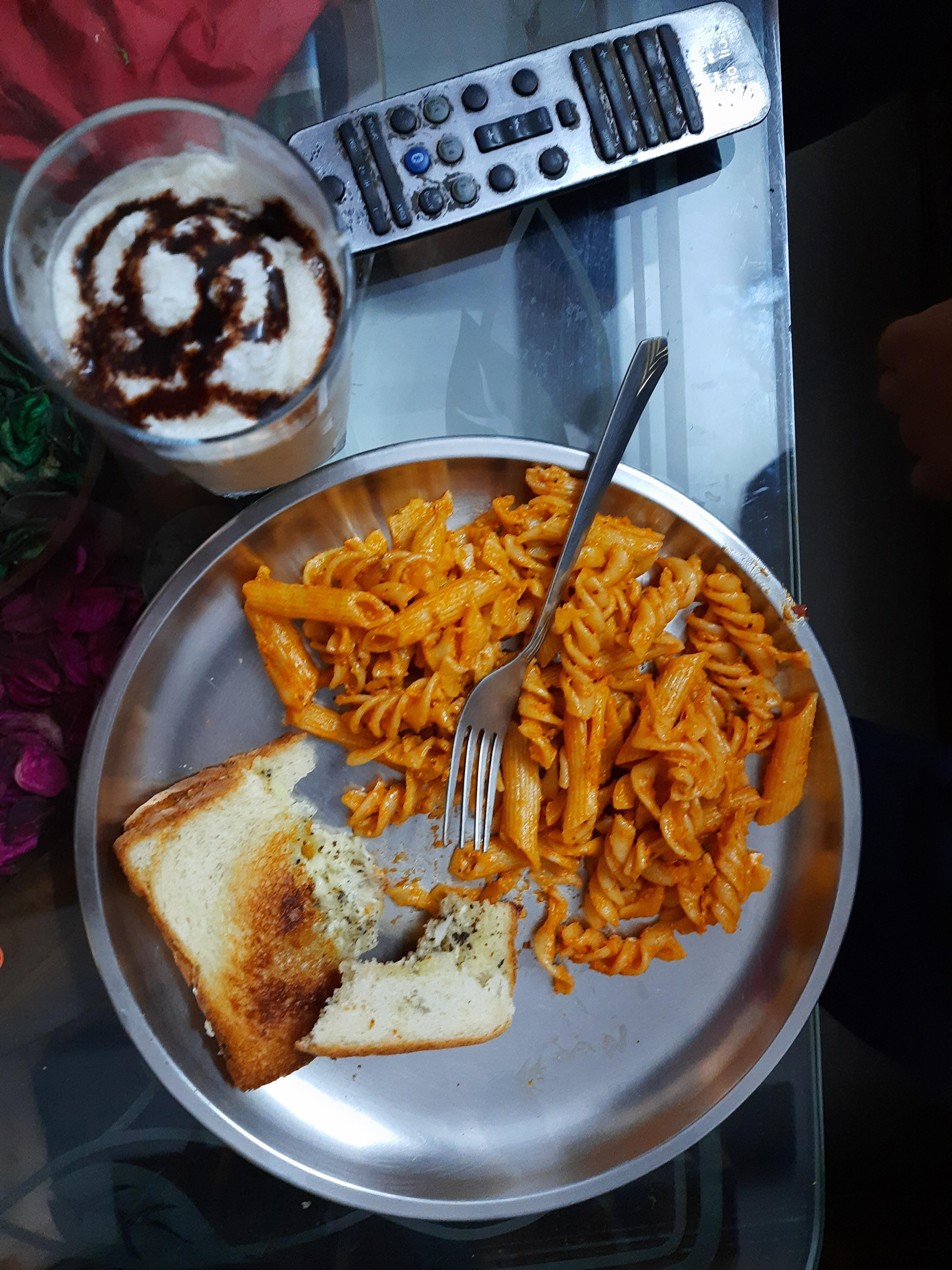 garlic bread,cheesy spicy pasta and cold coffee | Scrolller