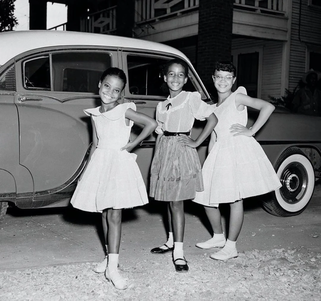 Couple of old school girls, circa 1950s | Scrolller