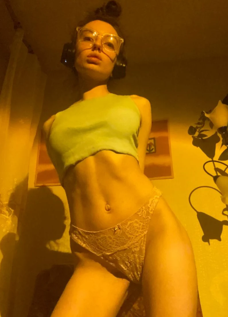 Perfect tummy with ugly bellybutton | Scrolller