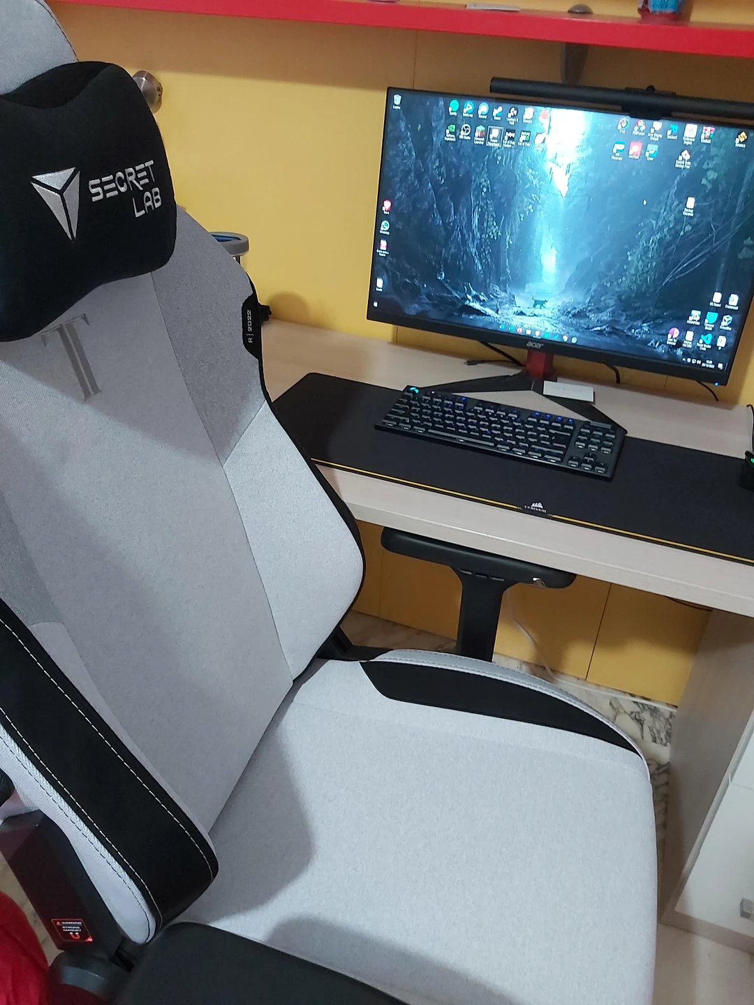 Clean setup with new #secretlab chair 🧽💧 | Scrolller