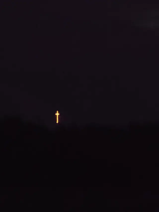 GUYSS. I LOOK OUTSIDE AND SEE THIS??? SHOULD I BE SCARED??? | Scrolller