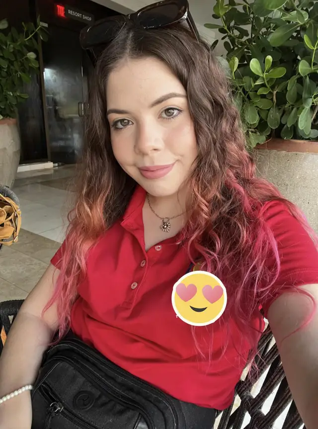 {21F} It seems like I only ever take selfies when I’m bored at work😂 | Scrolller