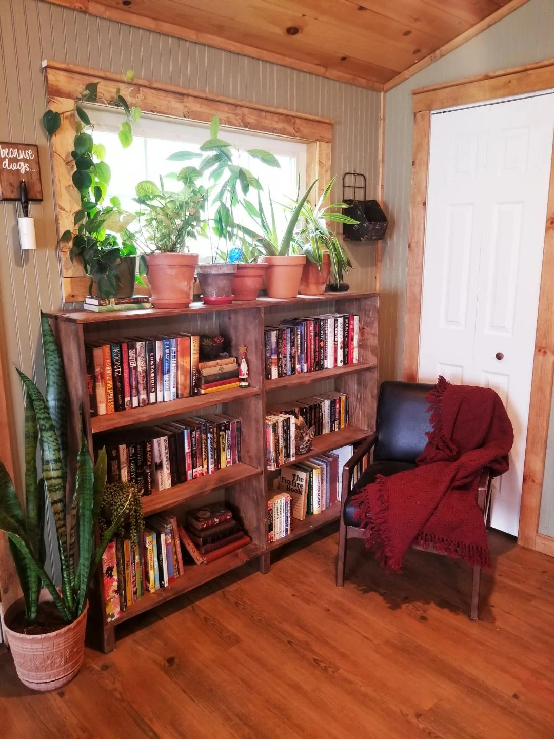 My own little library and reading nook | Scrolller