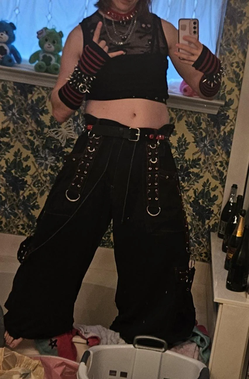 Red, black, and spikey. Lets go!! :3 | Scrolller