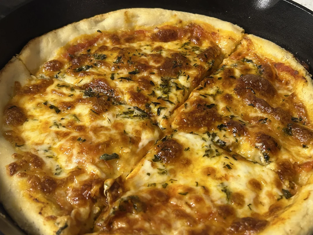 Cast iron pan pizza | Scrolller