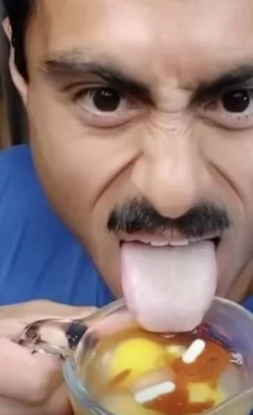 What’s this foo eating?!? | Scrolller