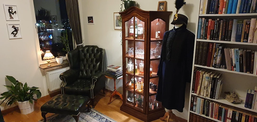 My cozy reading corner. | Scrolller