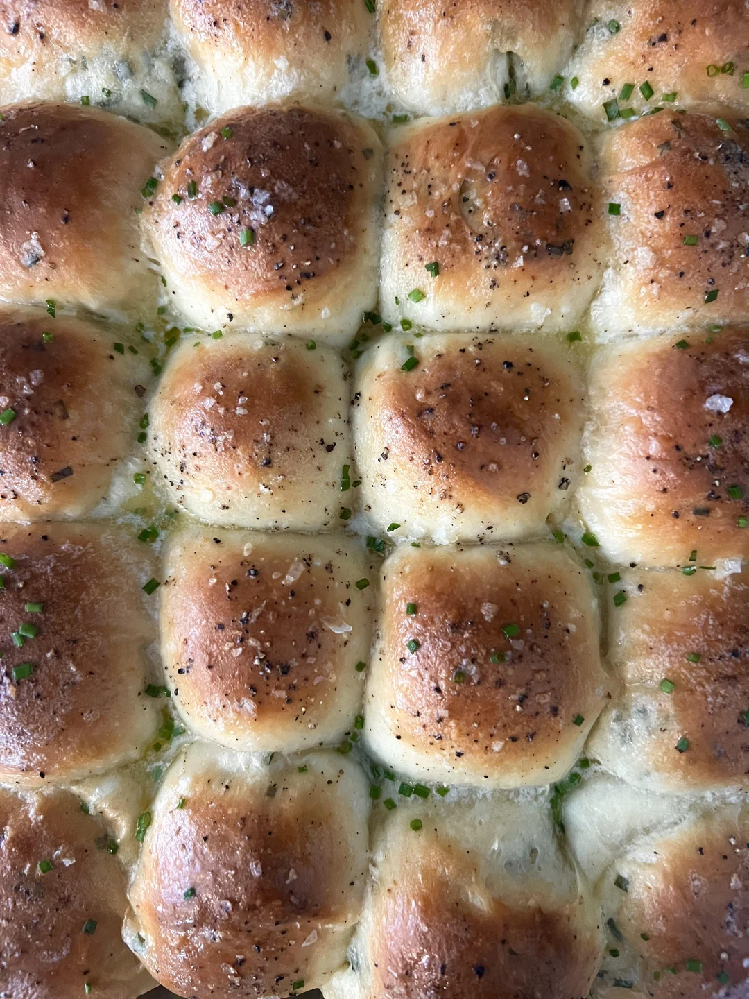 Sour cream and chive dinner rolls | Scrolller