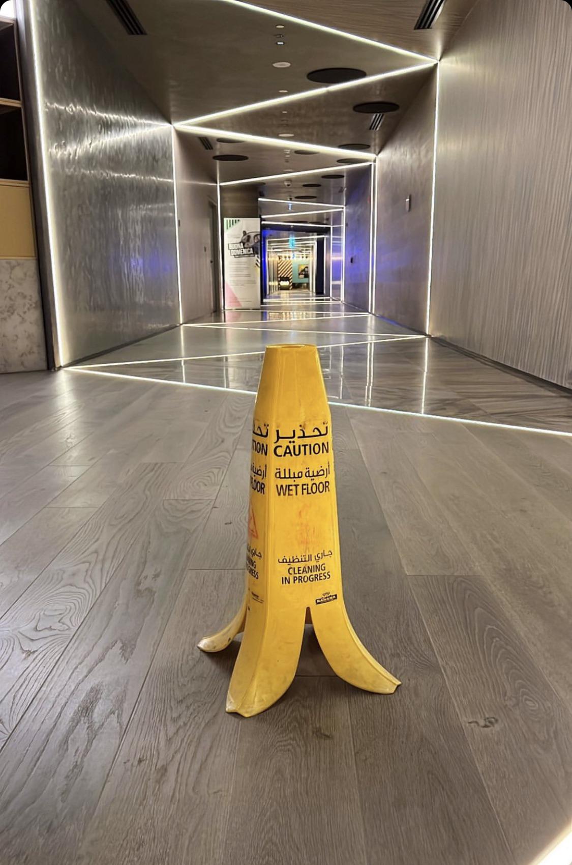 A wet floor warning sign | Scrolller