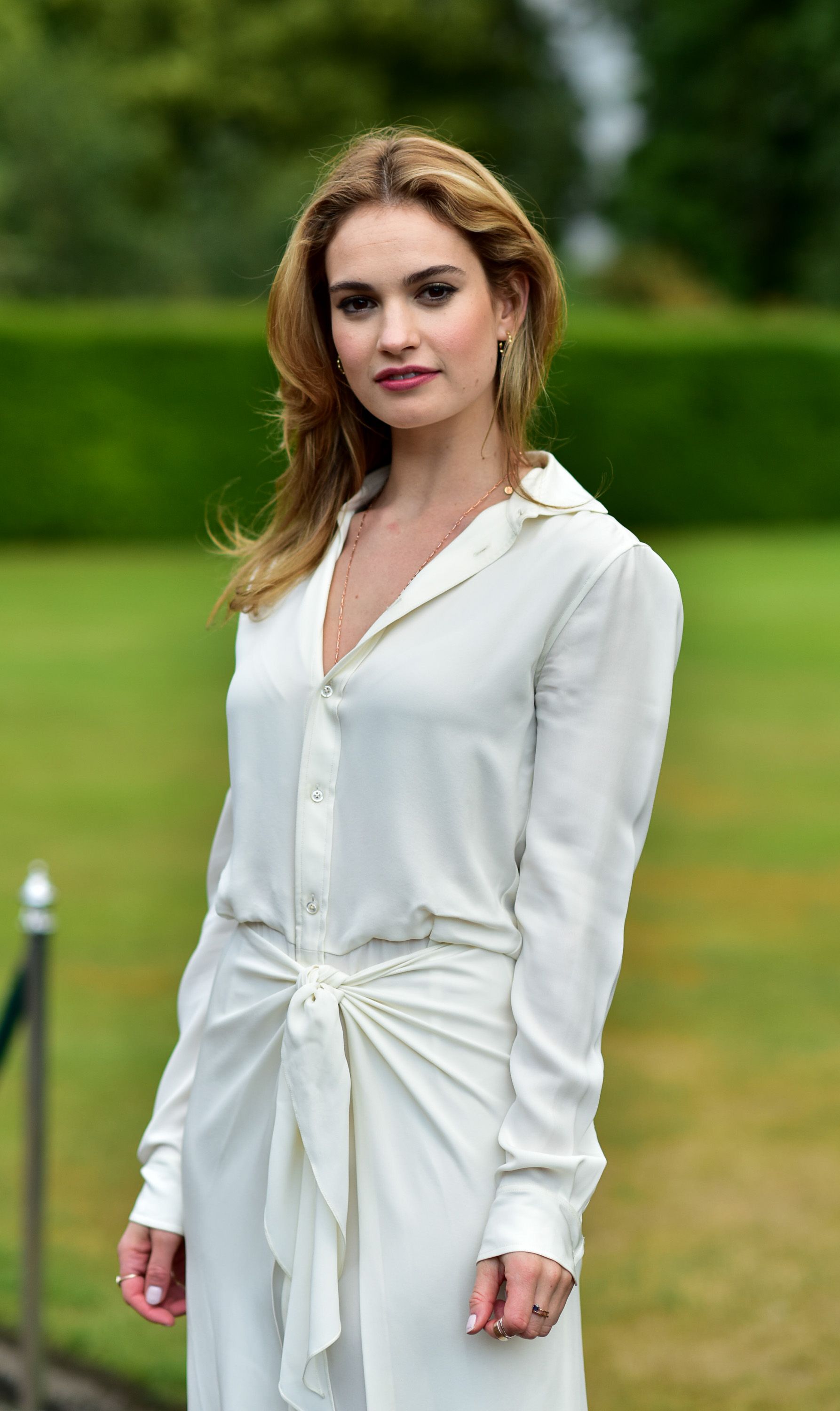 Lily James Scrolller