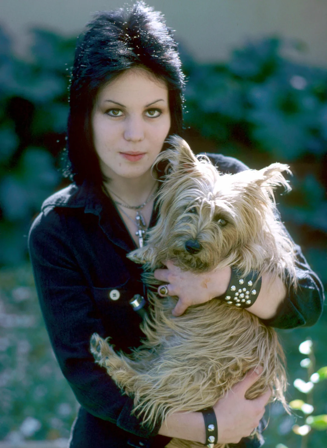Joan Jett poses for a portrait with her dog Meg, 1977 | Scrolller