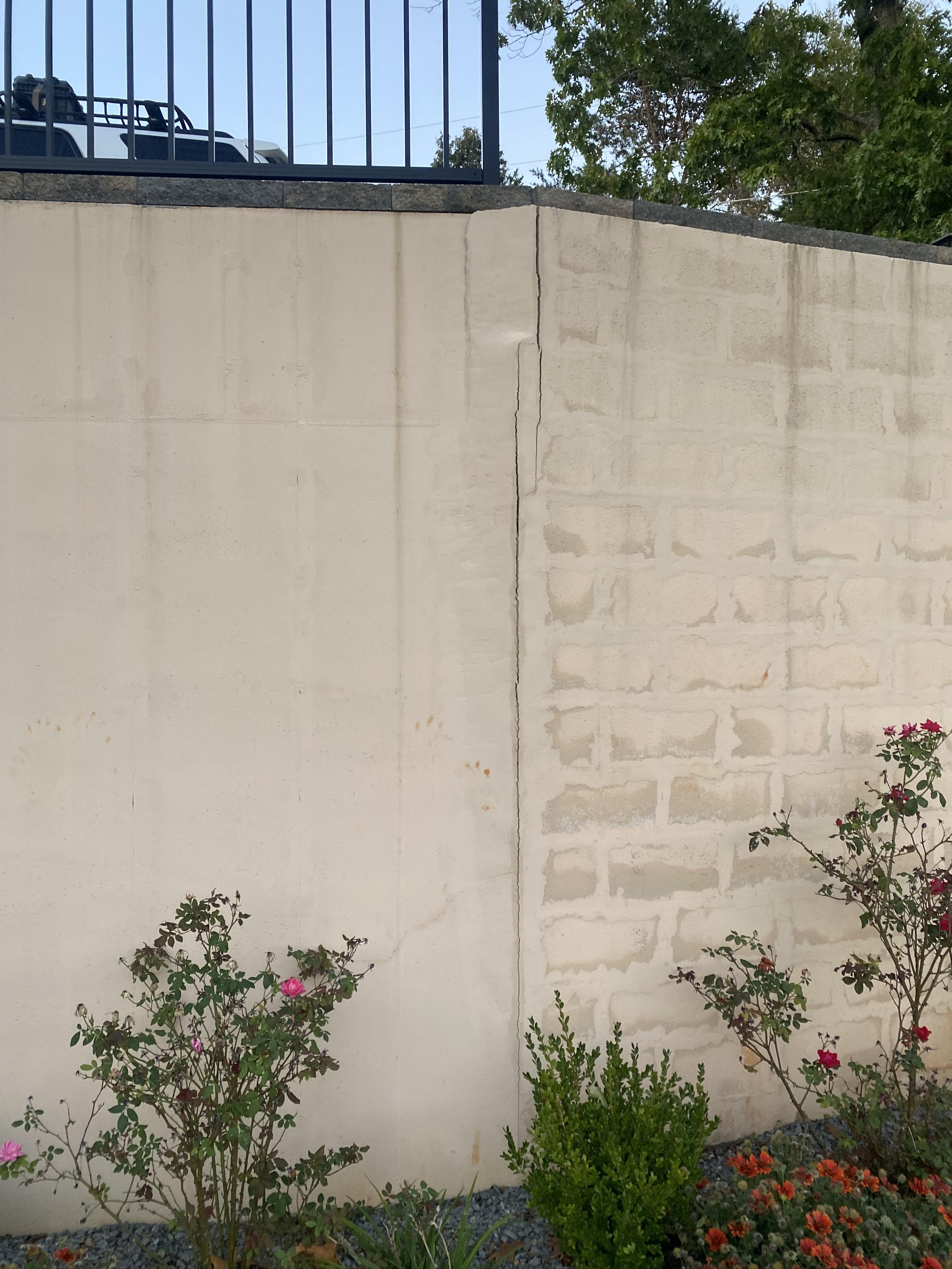Retaining wall crack | Scrolller