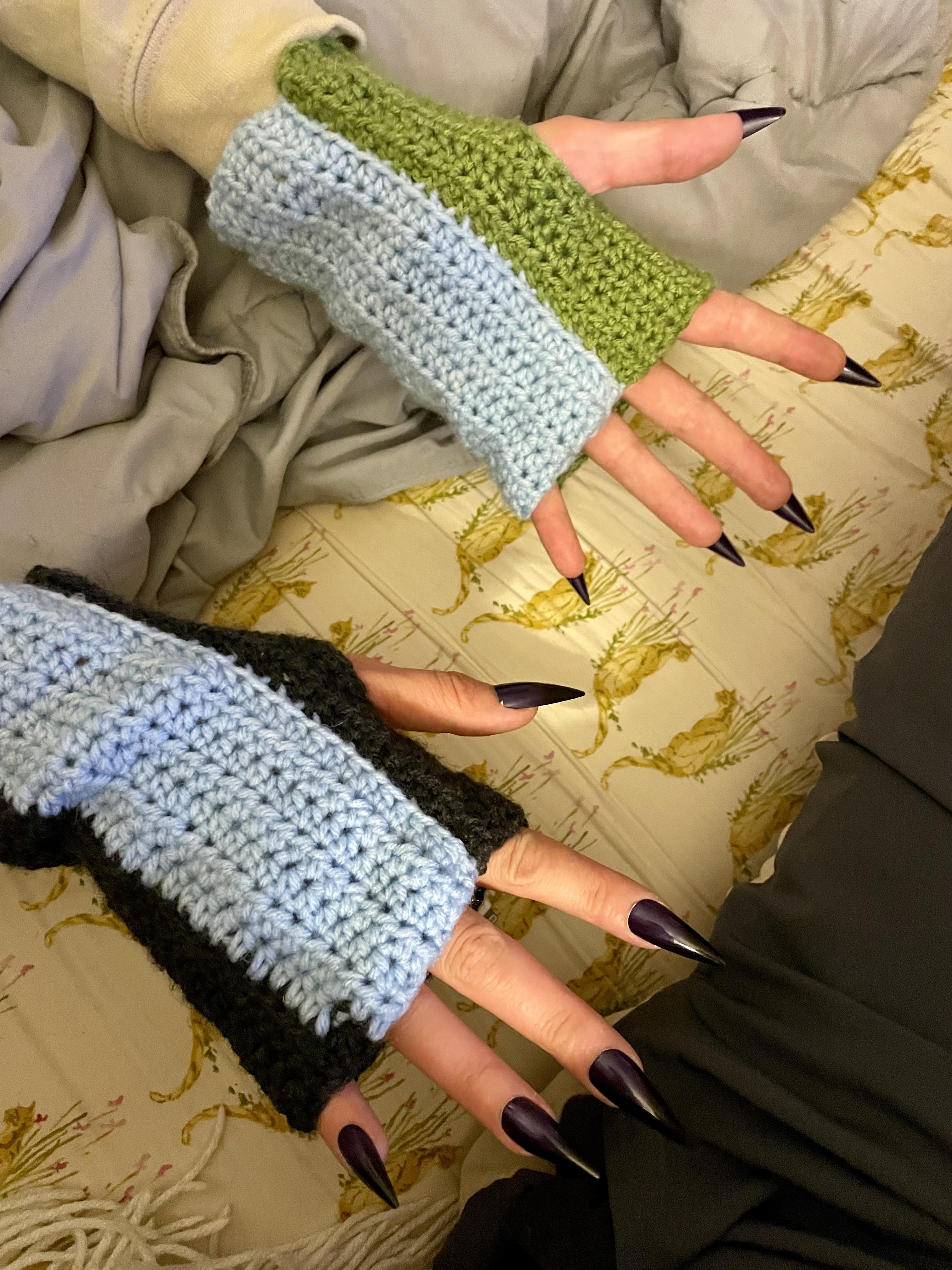 How do we feel about these fingerless gloves? | Scrolller
