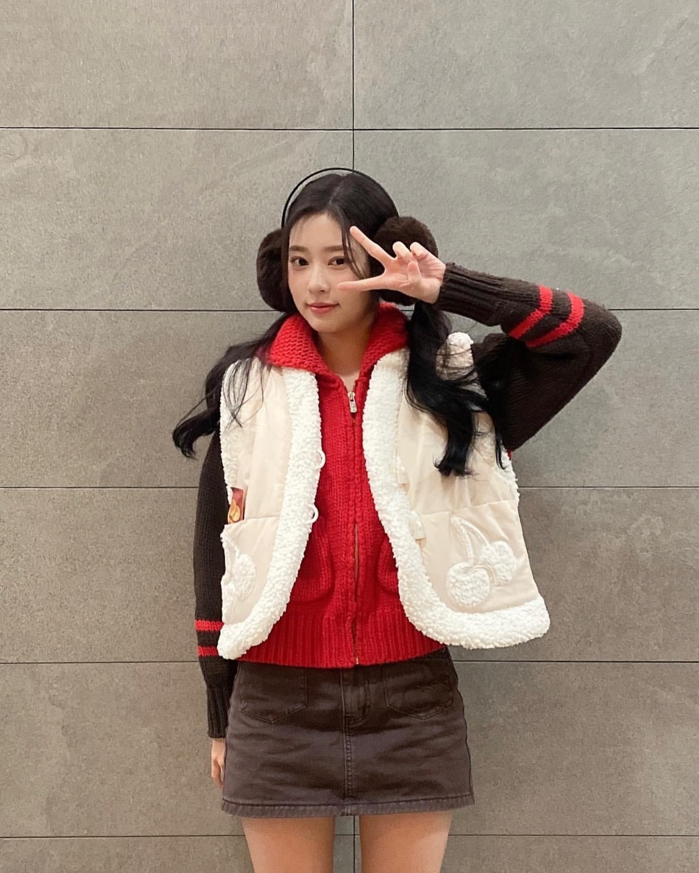 221210 Management SOOP Instagram Update with Kim Minju | Scrolller