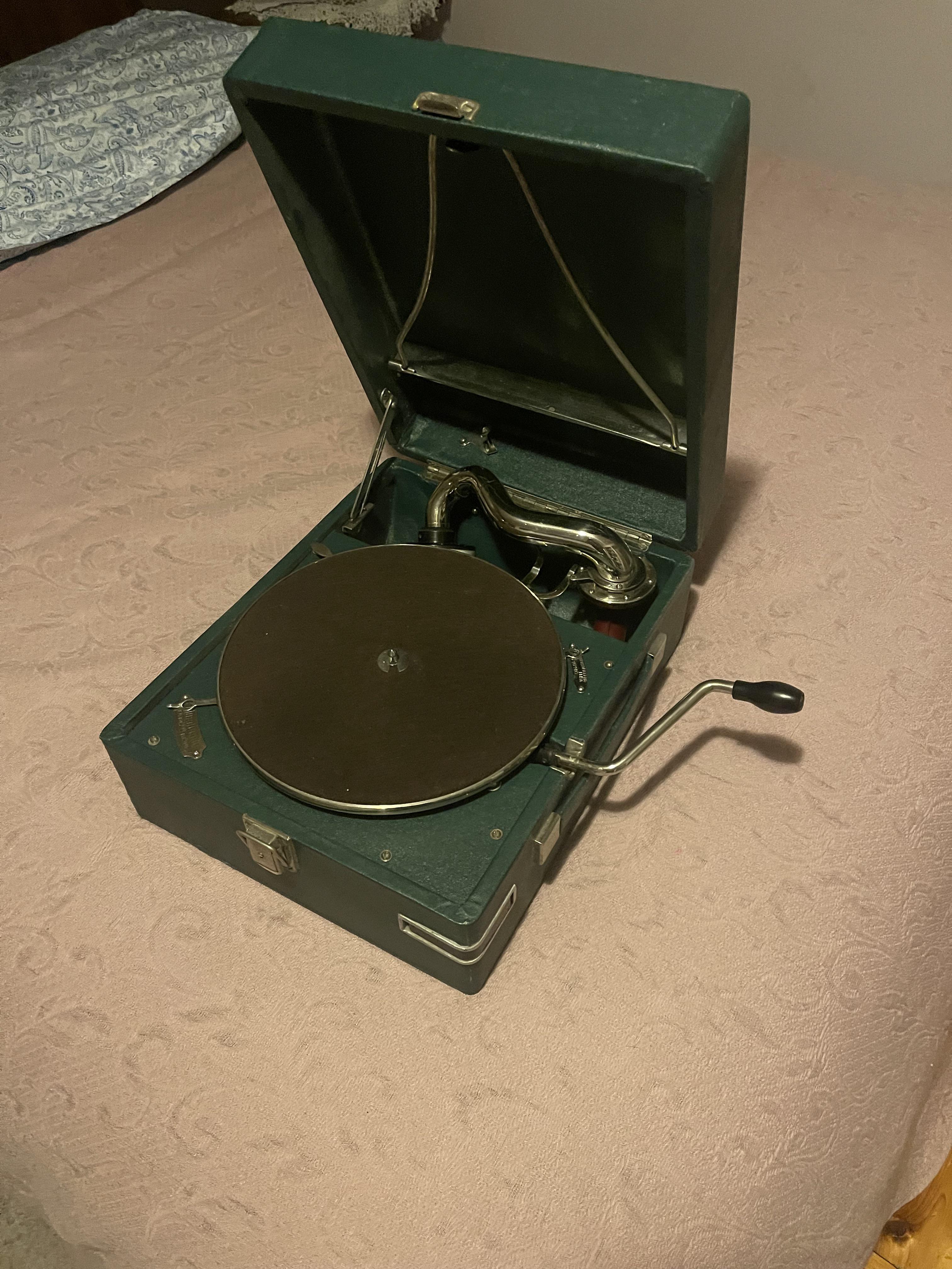Trying to identify this old record player. The only inscriptions I can fine are on the controls ...