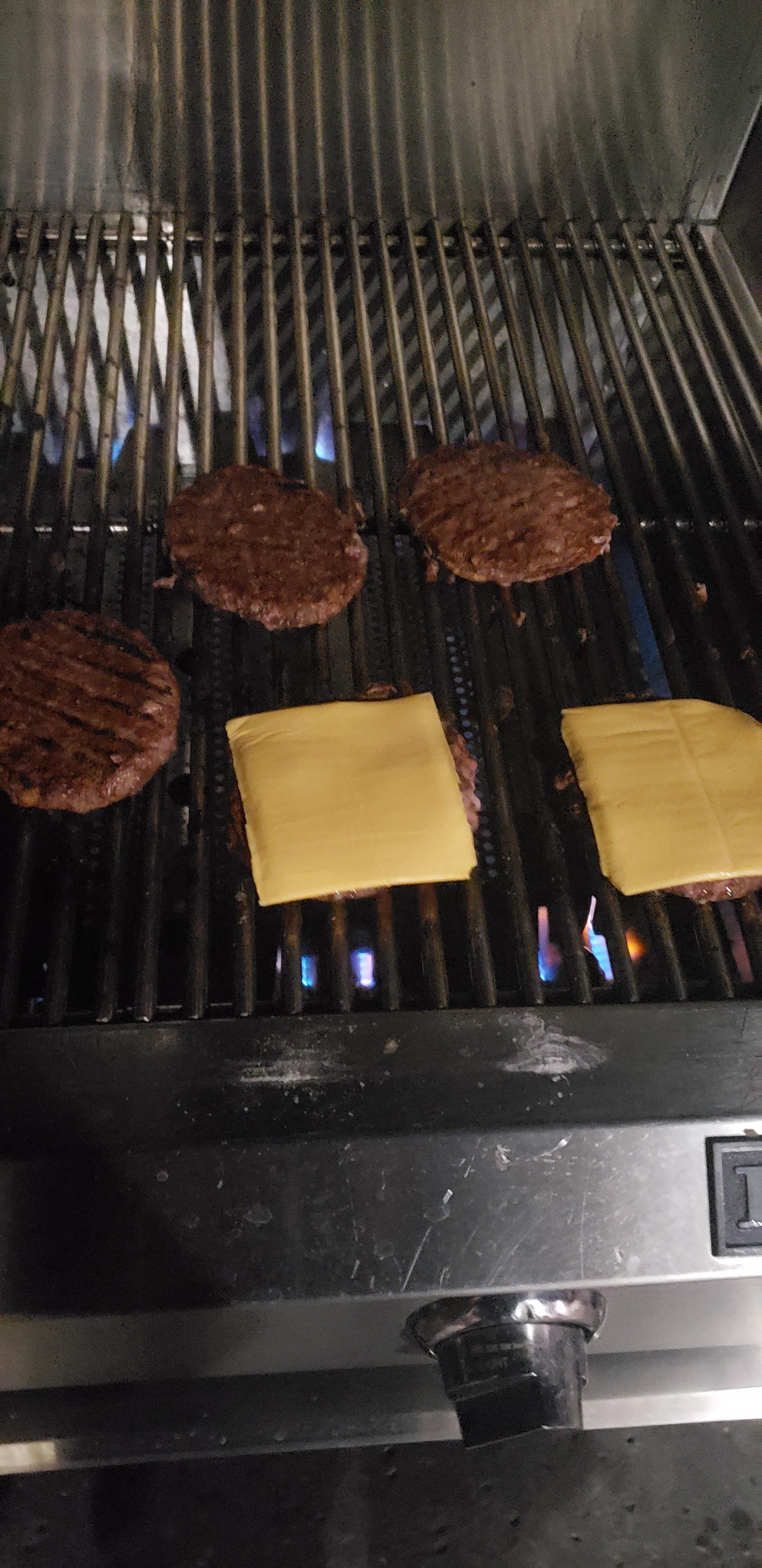 [homemade] grill burgers w/ friends | Scrolller