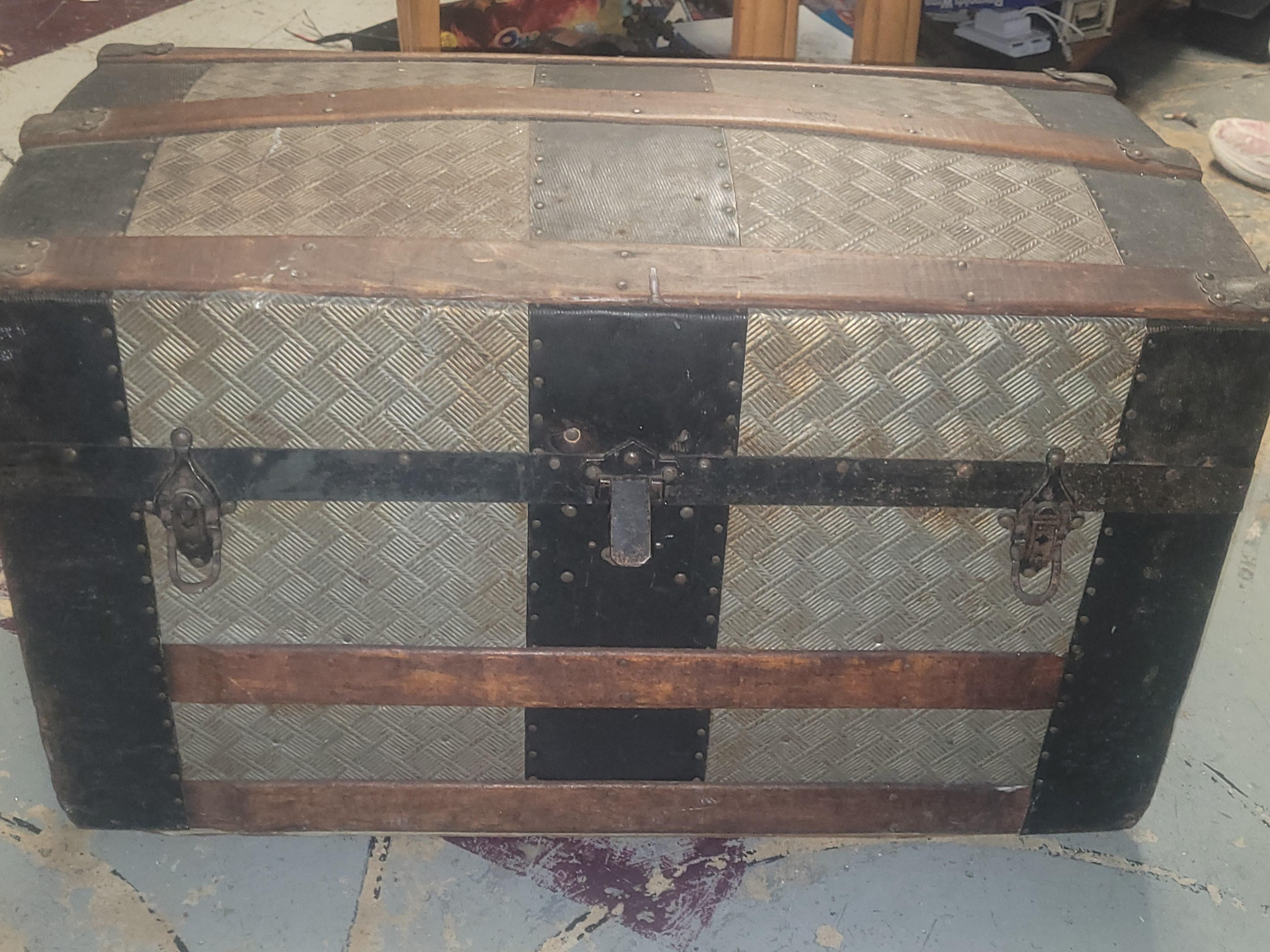 Antique trunk | Scrolller