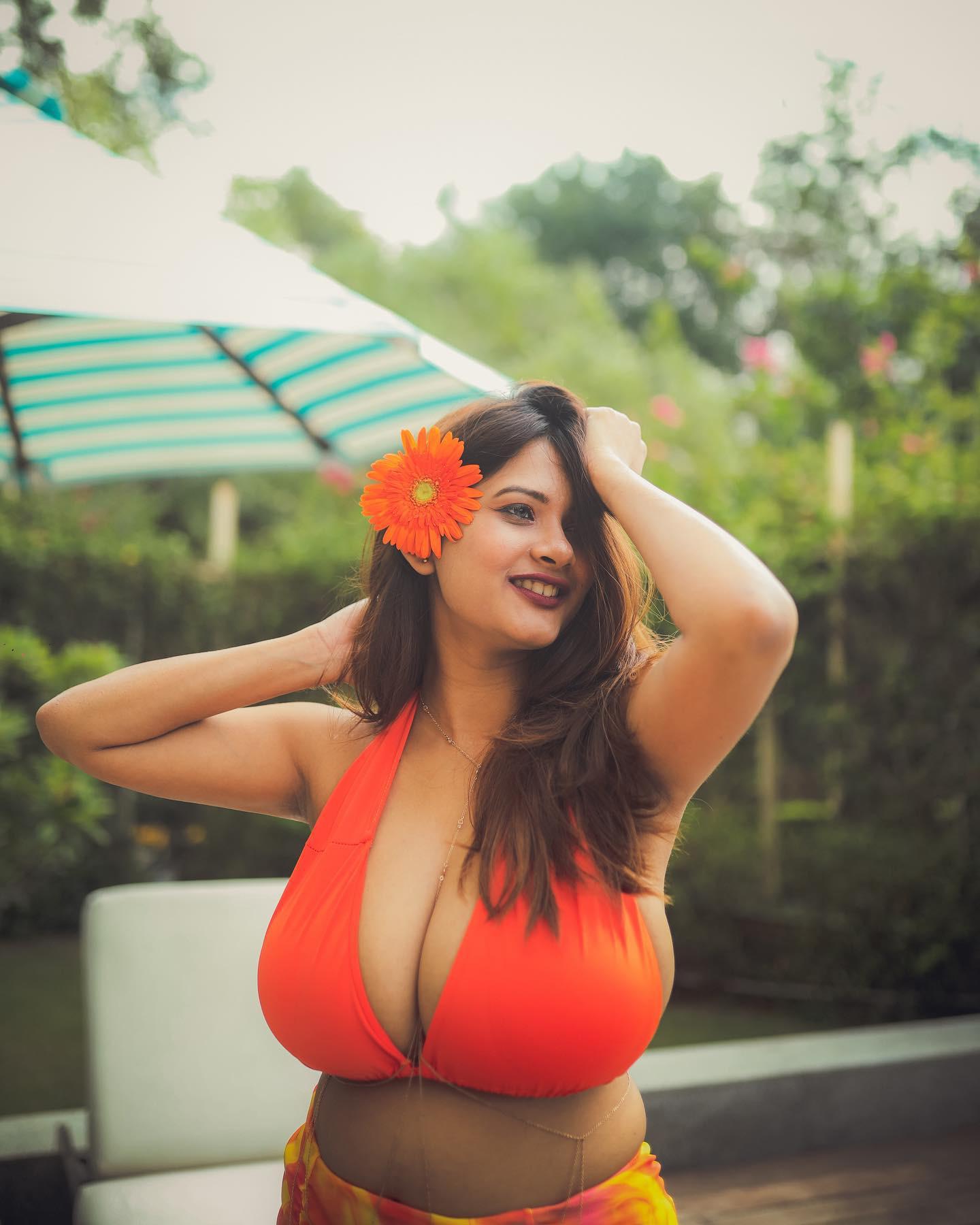 Busty Indian | Scrolller