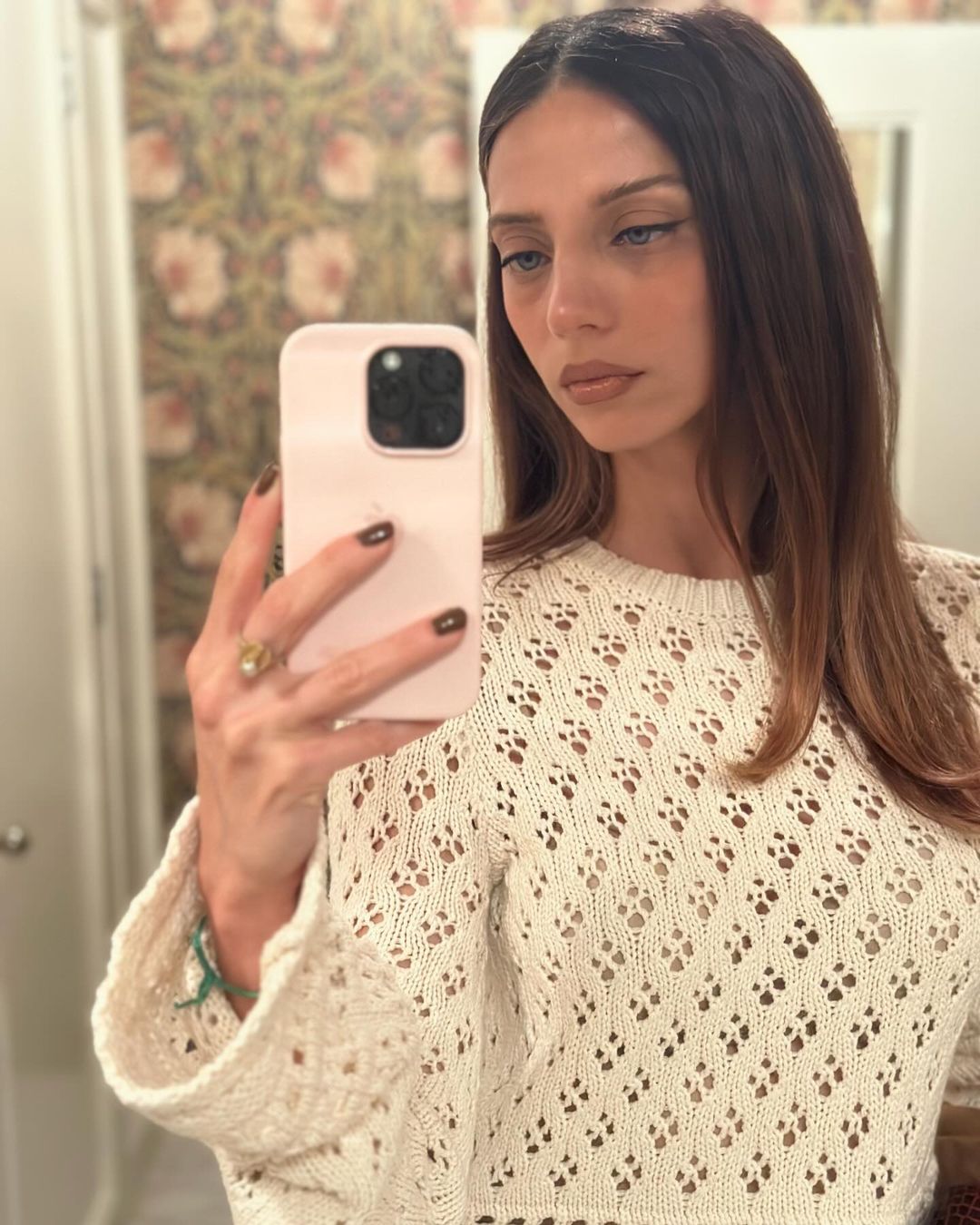 Mirror selfies | Scrolller