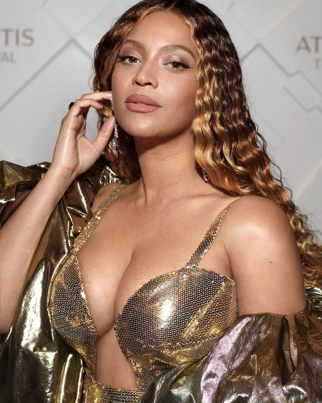 Beyonce Knowles Vs. Salma Hayek | Scrolller