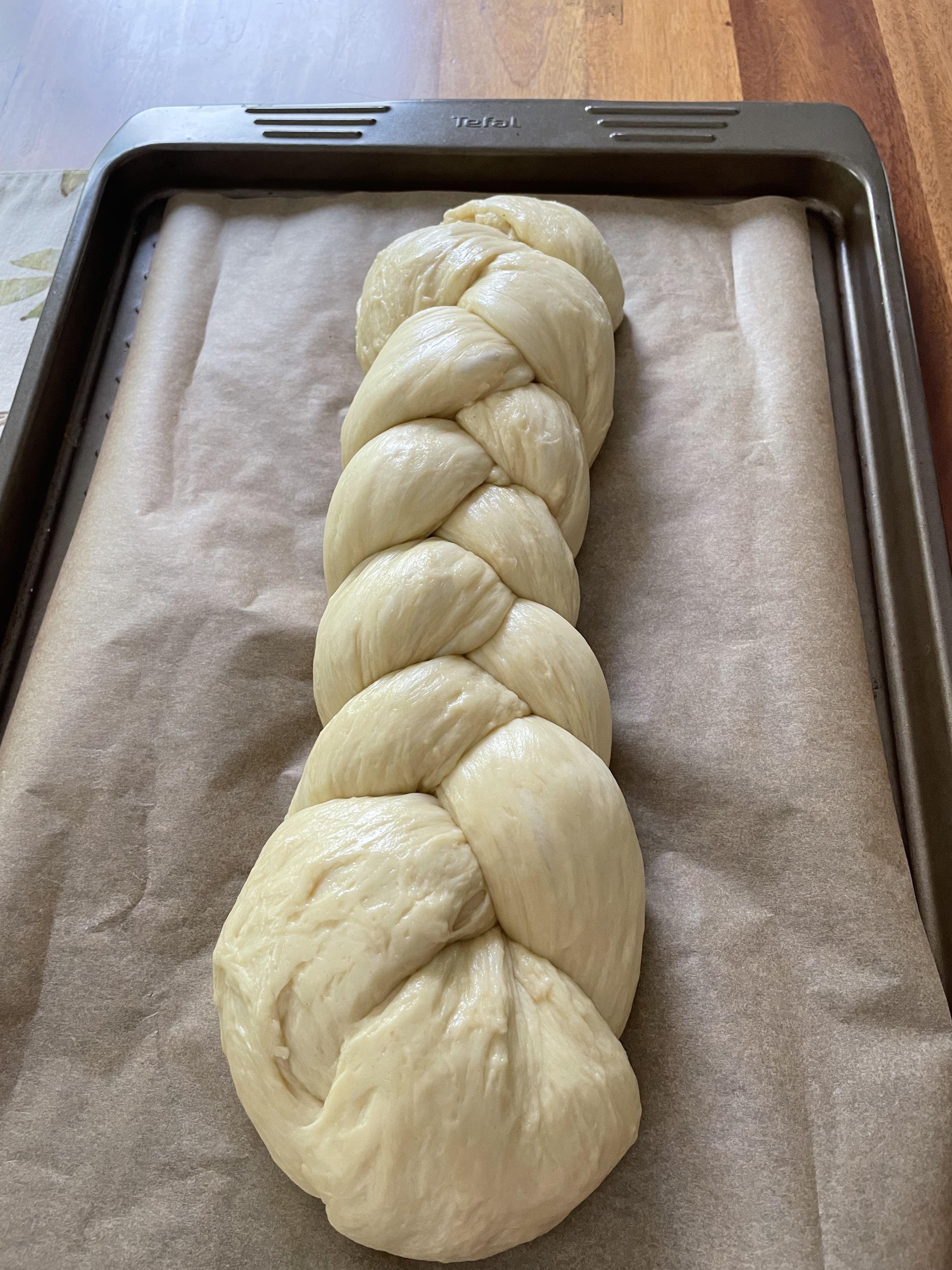 A little Swiss Zopf for breakfast, freshly baked. I arranged the pictures from platted to cut ...