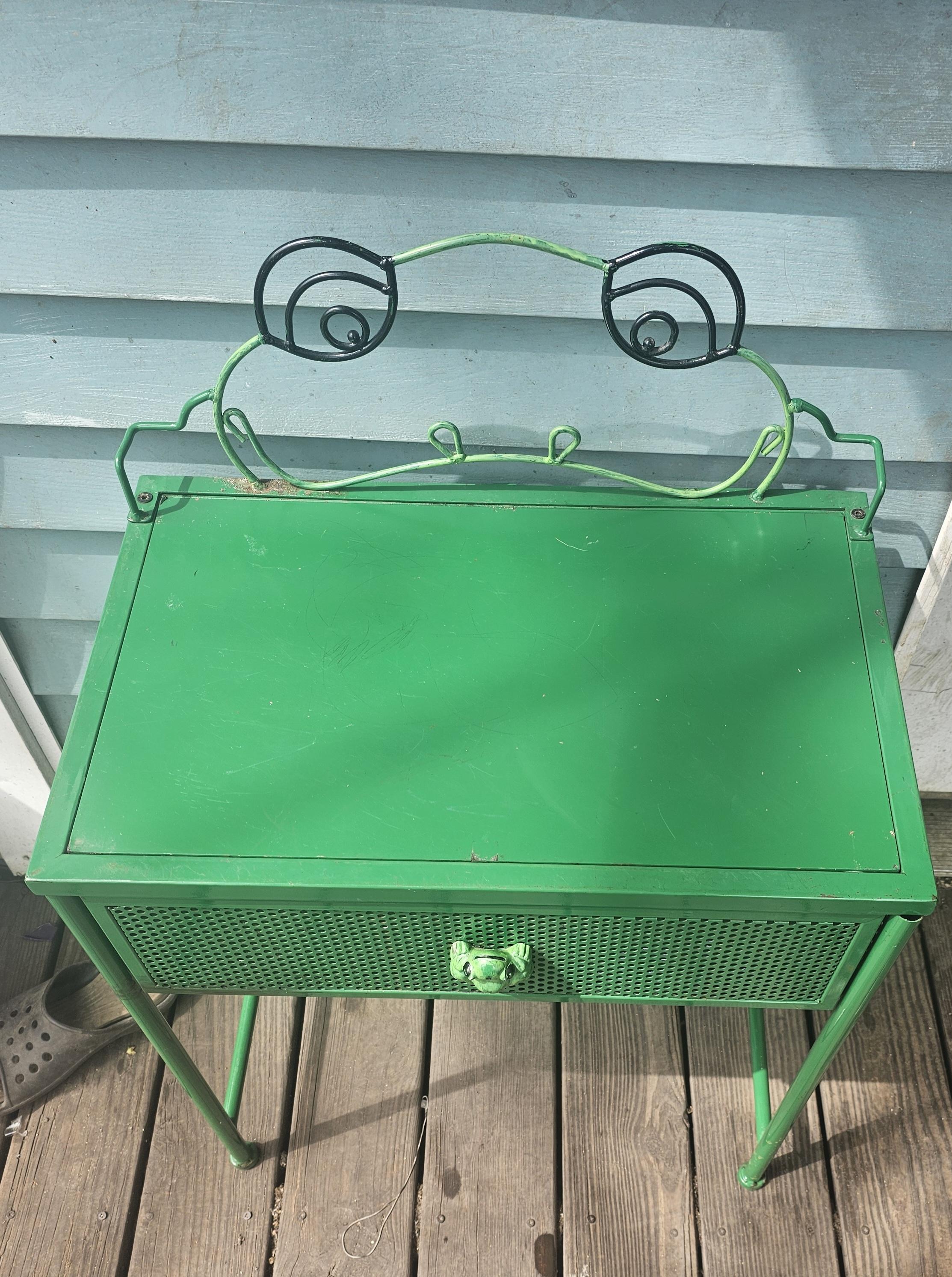 Roadside frog table before and after | Scrolller