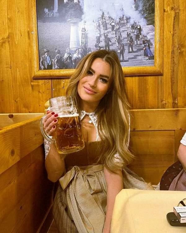 Having fun while looking stunning | Scrolller