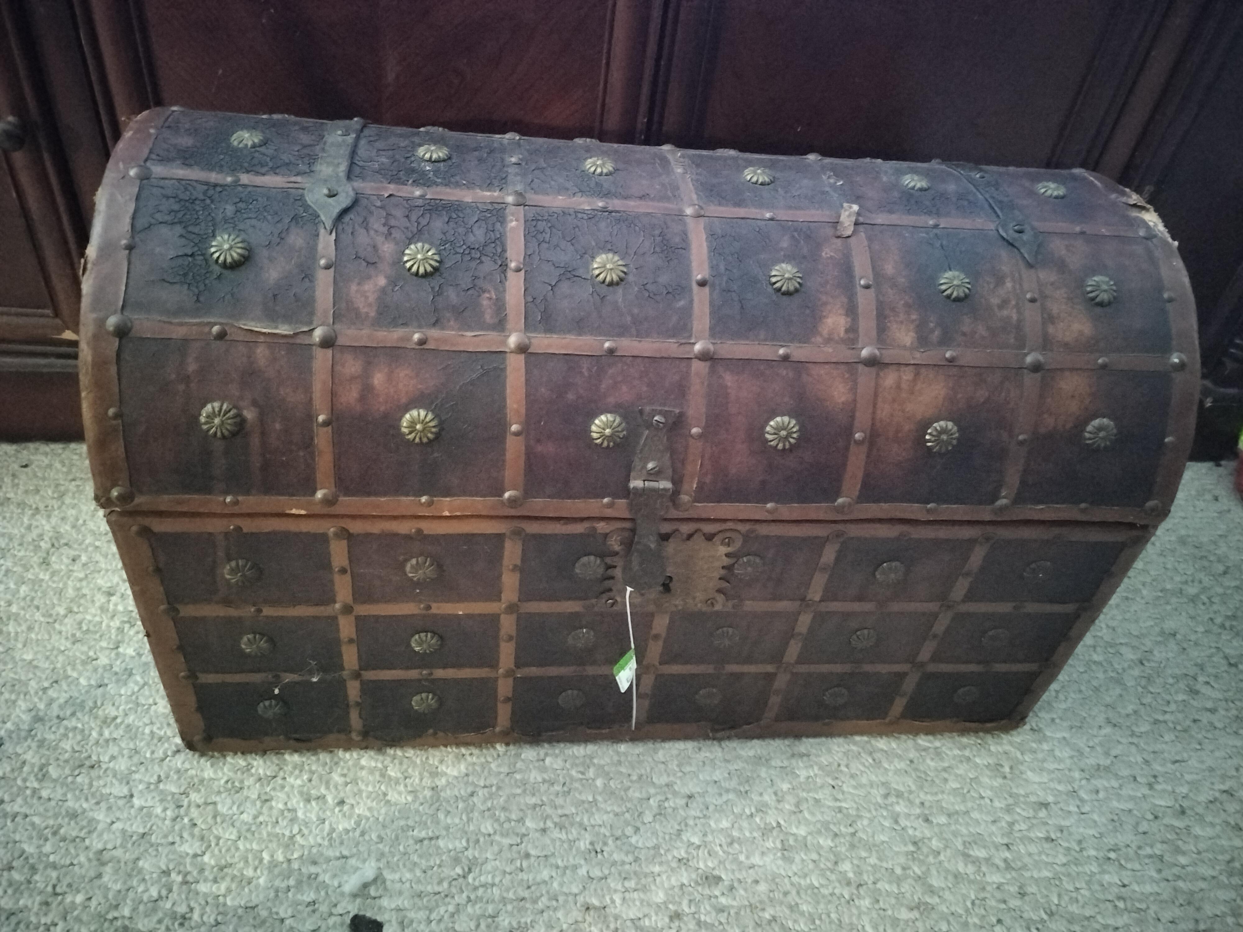 Old Steamer Trunk Scrolller