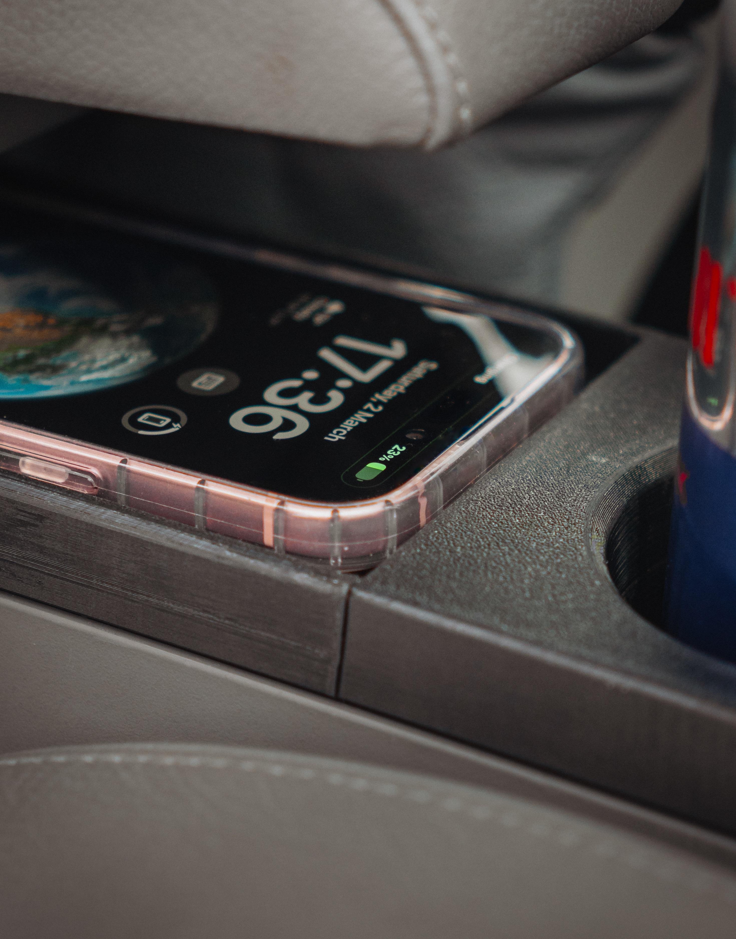 Installed a wireless charger in my E46 | Scrolller