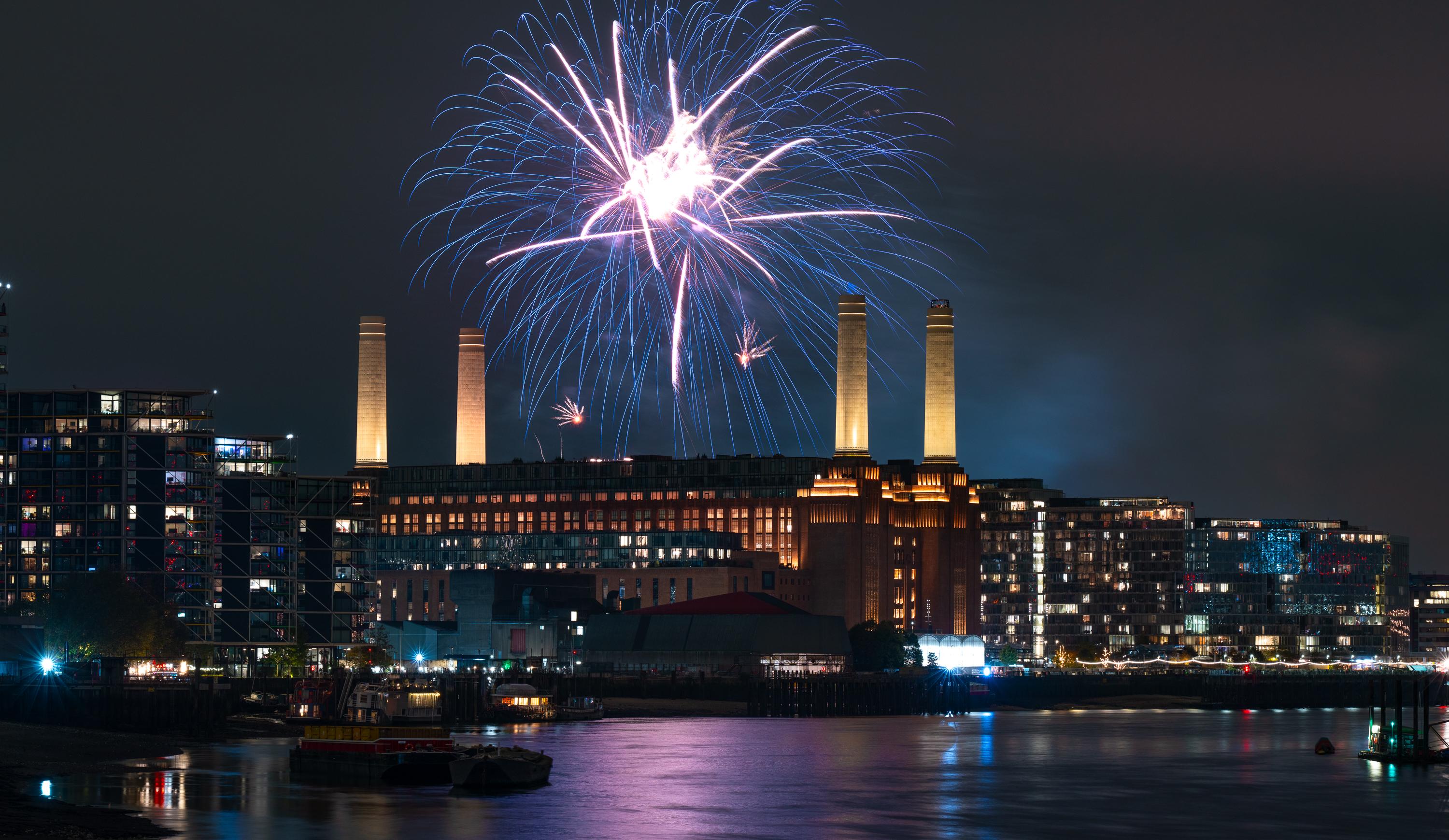 Battersea Park Fireworks from the riverside | Scrolller