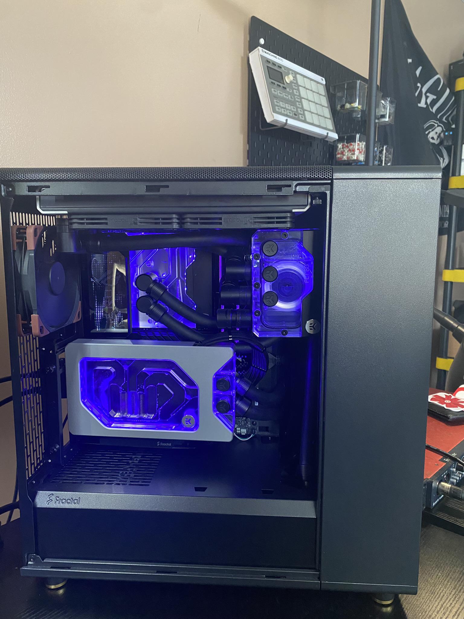 EK x Fractal North Stealth Loop | Scrolller