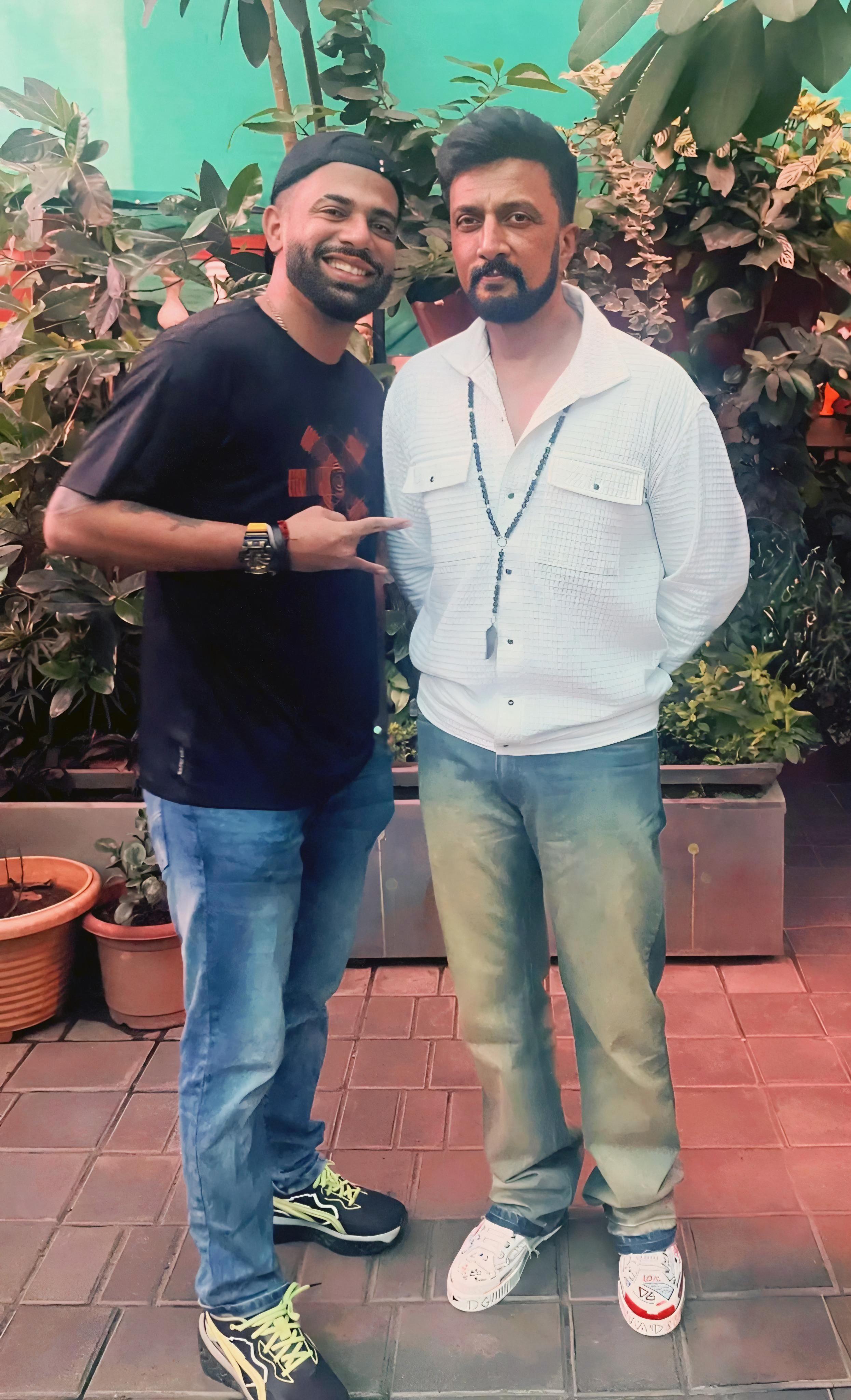 10-15$ tip for making me look like I am not bald. 2nd pic for reference. | Scrolller