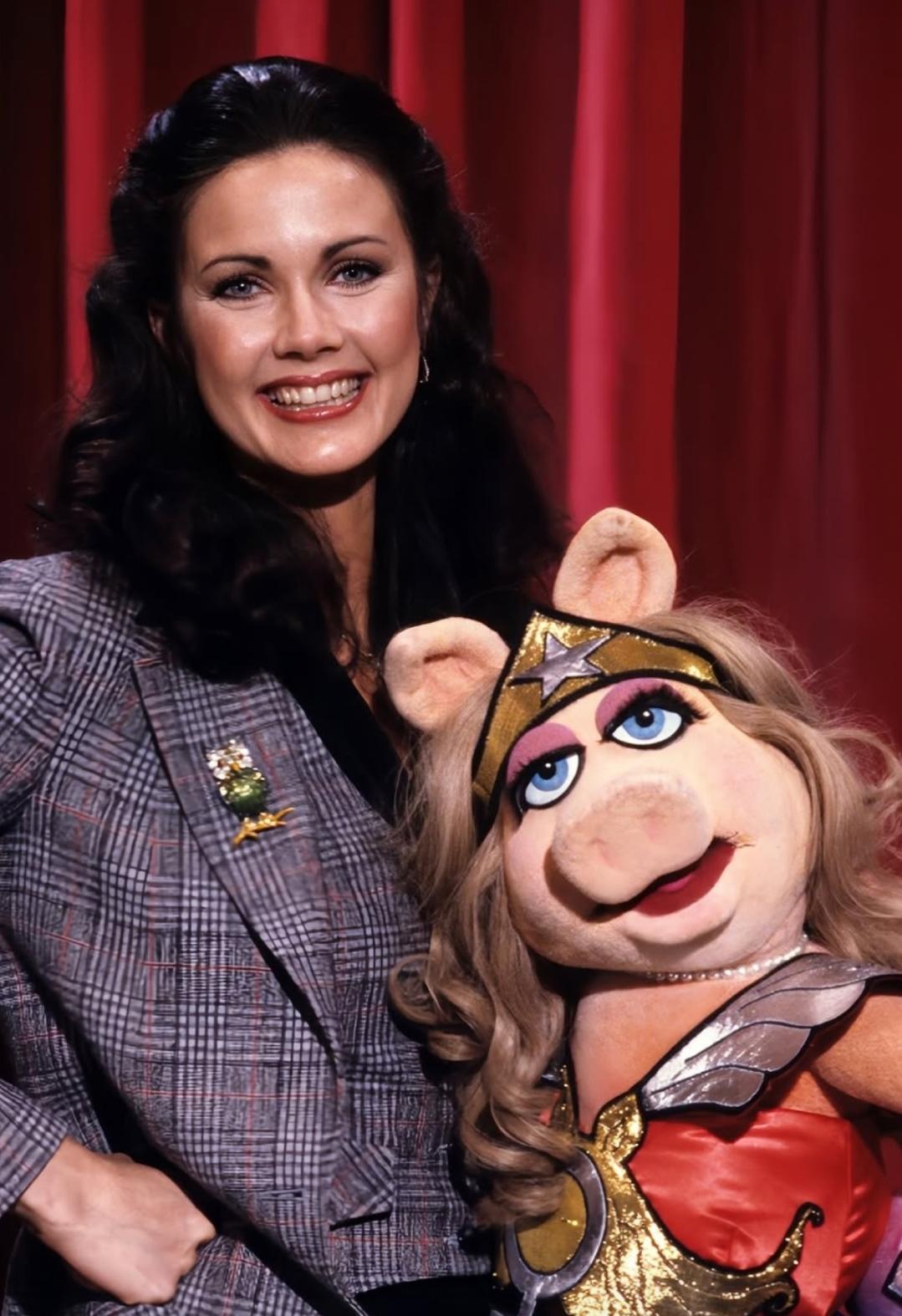 Lynda Carter and Miss Piggy in 1980 | Scrolller