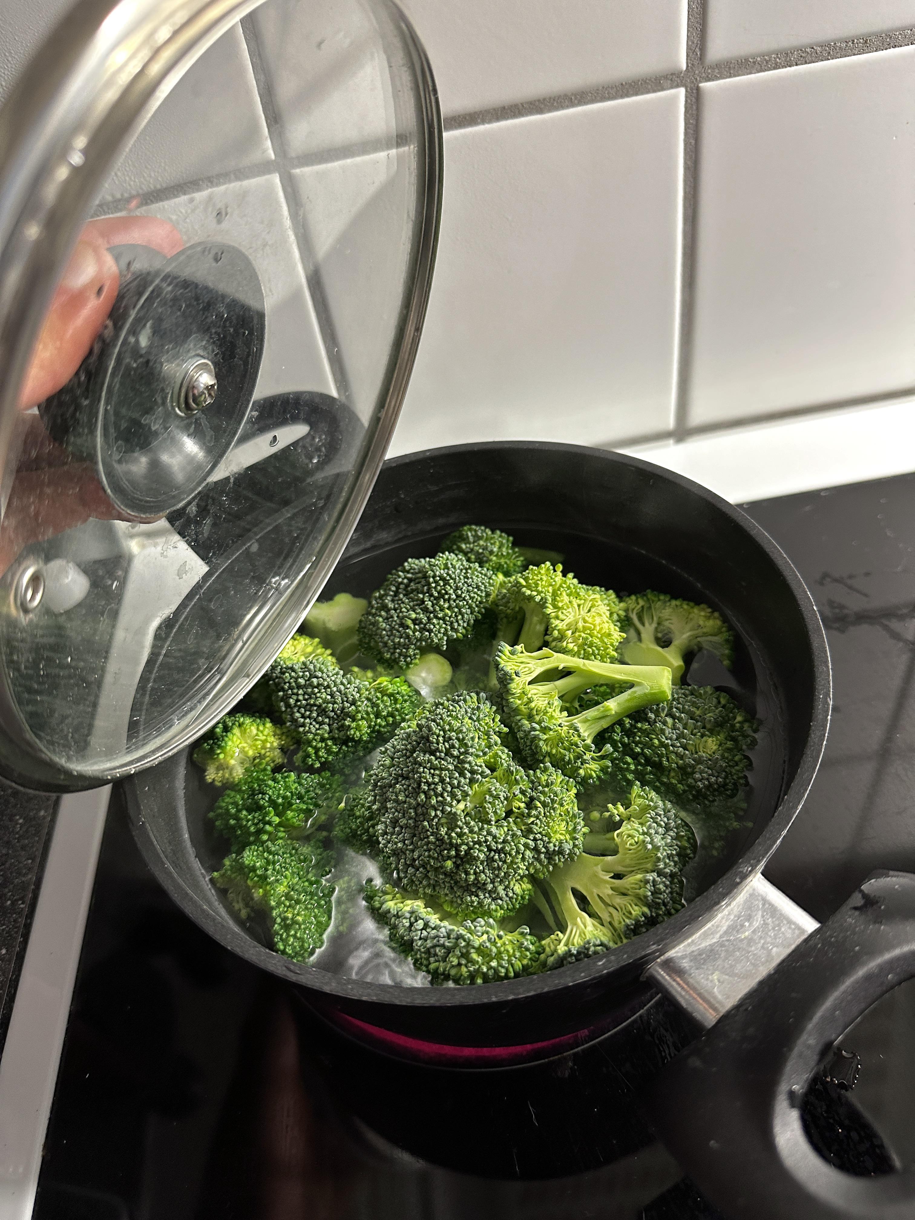 [Homemade] Salmon With Danish Style Rye Bread, Boiled Broccoli, Fresh Cut Carrot & Cucumber ...