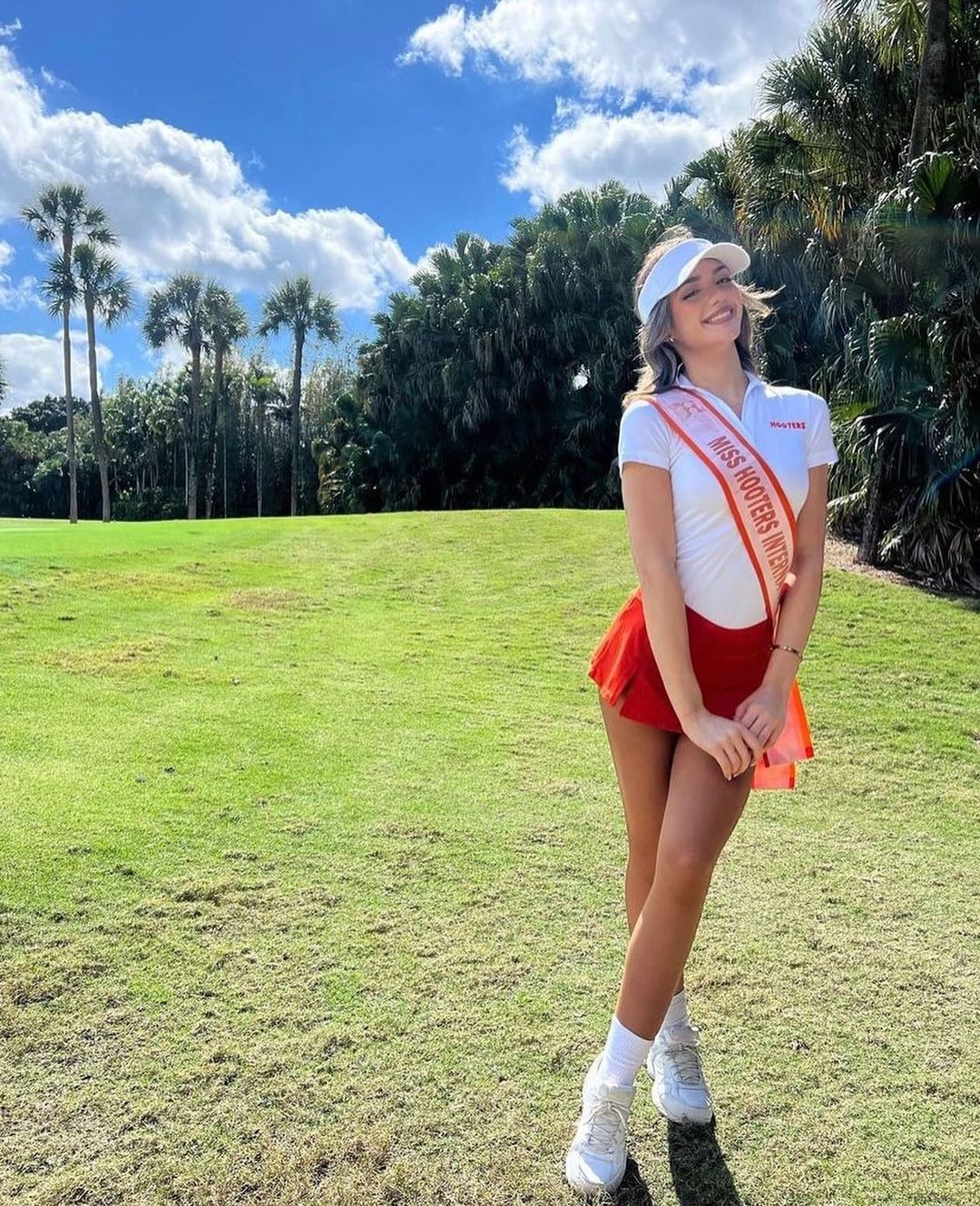 Waitress Madison | Scrolller