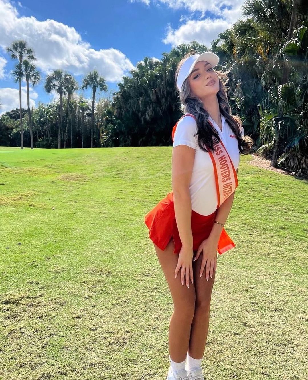 Waitress Madison | Scrolller